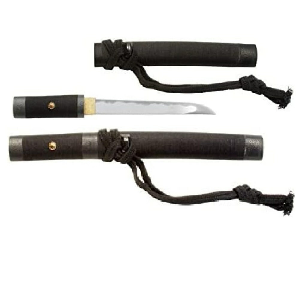サイズ：全長　37.5cm 刃渡　22.5cm 柄長　10.7cm 総重量　380g 鞘払　250g 材質：刀身：硬質合金製　平造短刀刀身 刃紋 長運斎是俊写 刃紋 仕様：柄仕様 総糸巻合口拵 金具 銅槌目地合口金具（黒染仕上） 生産国：日...