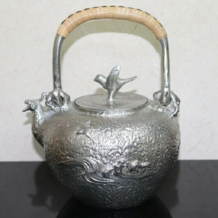伝統工芸士　般若泰樹作　純錫急須です。 錫の急須でいれたお茶やお酒はまろやかな口当たりになり、おいしくなると言われています。 急須としてお使いください。 サイズ：幅15cm　奥行12.5cm　高さ15.5cm 容量：約1000ml 生産国：...