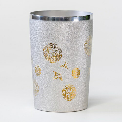サイズ：直径7cm×高さ10.5cm 容量：270ml 素材：純チタン(国産) 表面加工：化学処理仕上 生産地：日本 ホットもアイスも楽しめて、驚くほど軽いのに丈夫。 日常使いに重宝するサイズで、シーンを選ばずお使いいただけます。 チタンタ...