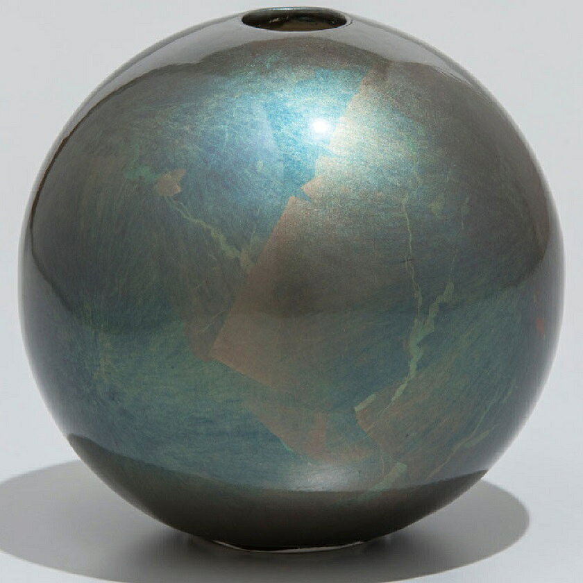 サイズ W120 × D120 × H115mm 重量 400g 素材 色彩箔 原産国：日本 和洋どちらの花を飾っても花が引き立つシンプルな花器です。 職人が箔の風合いを活かしながら手貼りしているためひとつひとつ表情が違います。　