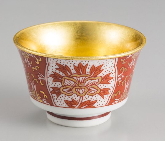 ■素材：陶器、本金箔 ■サイズ：57×57×36mm ■ご注意：やわらかいスポンジと中性洗剤で洗って頂けます。食器洗い乾燥器のご使用は避けてください。電子レンジのご使用は避けてください。 ■伝統的な九谷焼の鮮やかな色彩と金箔の輝きが目を引く...