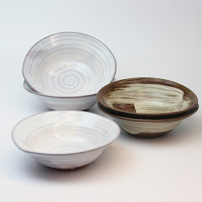 サイズ： 鉢（刷毛目）：約16.5×15.5×H5.0cm×2 鉢（白）：約16.7×15.7×H5.2cm×3 素材：陶器 生産地：日本（萩焼） 作家：椿秀窯 ■取り扱い 電子レンジは、温め程度なら使用可能です。 食洗機をご使用の際は、食...