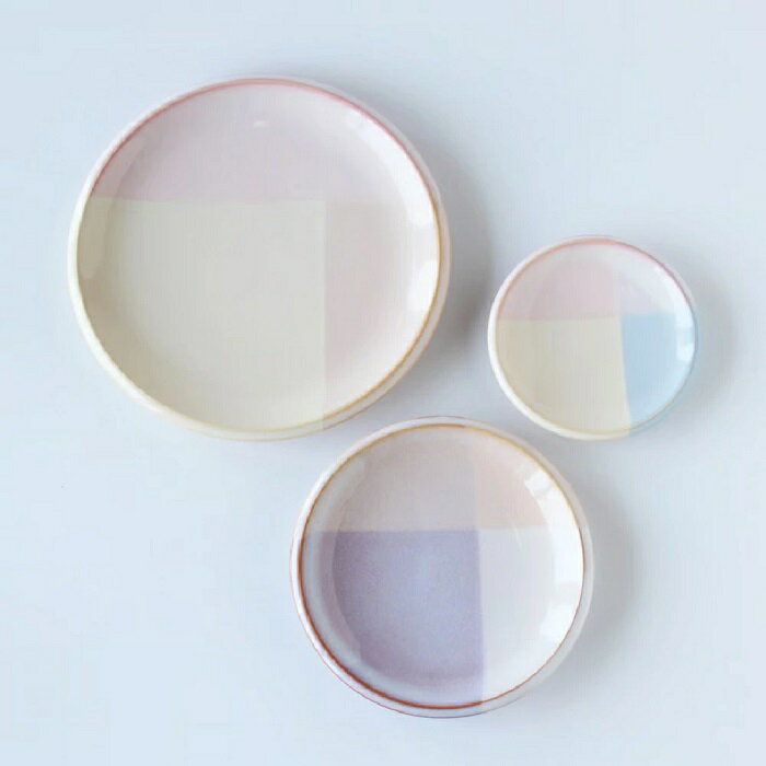 サイズ： まめ皿：約φ11.5×H2.0cm 小皿：約φ16.0×H2.3cm 中皿：約φ20.5×H2.3cm 素材：陶器 生産地：日本（萩焼） ◎Shikisai◎　 異なる色が重なり、 生まれる新たな色合い。 人と人とが出会い、 移り...