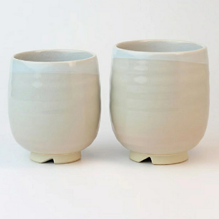 サイズ： 湯呑小：約φ7.0×H8.0cm（220ml） 湯呑大：約φ8.0×H9.0cm（280ml） 素材：陶器 生産地：日本（萩焼） 作家：椿秀窯 ■取り扱い 電子レンジは、温め程度なら使用可能です。 食洗機をご使用の際は、食器同士が...