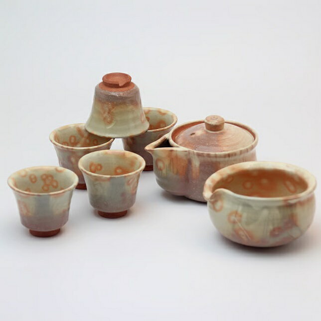 サイズ： 急須：約φ8.5×H7.5cm（190ml） さまし：約9.5×8.0×H5.0cm（180ml） 碗：約φ6.0×H5.0cm（60ml）×5 素材：陶器 生産地：日本（萩焼） 作家：椿秀窯 ■取り扱い 電子レンジは、温め程度な...