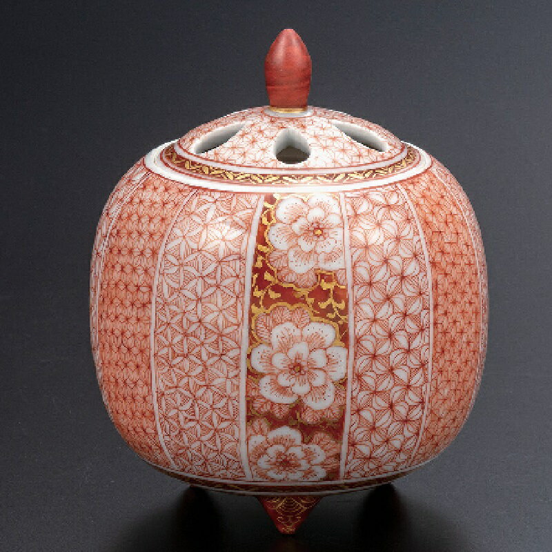 サイズ：径9 高11 (cm) 素材：磁器 生産地：日本 九谷焼の香炉は、九谷五彩を用い様々な技法で絵付をした陶磁器製の香器です。 お香を焚いて香りを楽しむ他、香炉自体が美しいため、花瓶や置物のように飾るだけでも空間を彩ることができます。 ...