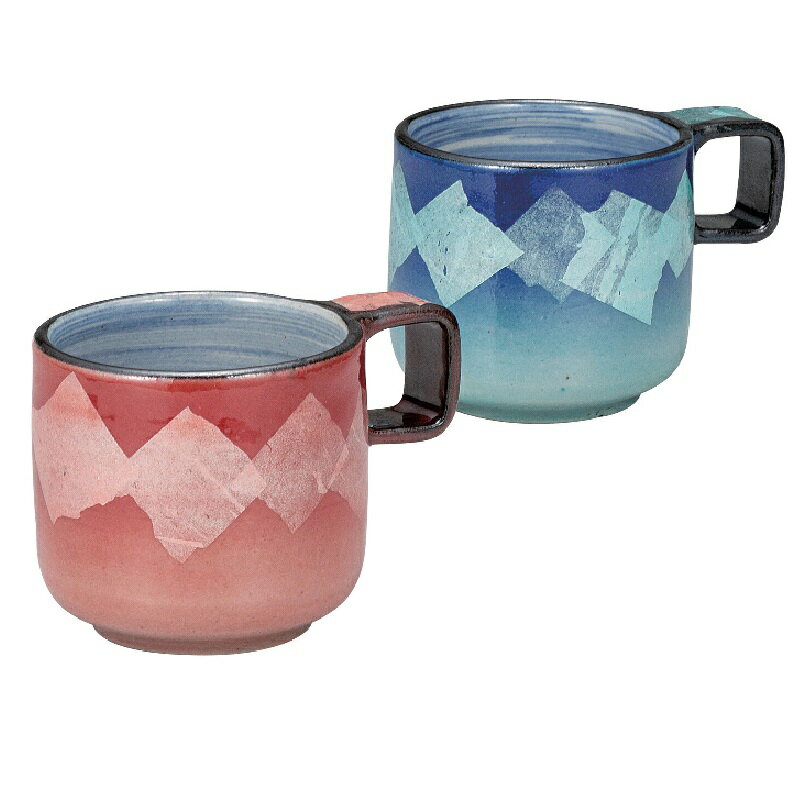 サイズ：径8 高7.7 (cm) 素材：陶器 生産地：日本 九谷焼のマグカップを2つセットにした商品です。 コーヒーやスープ、ホットミルクやお茶等どんな飲み物でも使い勝手がよい器です。 結婚祝いや結婚記念日、陶器婚式や磁器婚式、銀婚式や金婚...