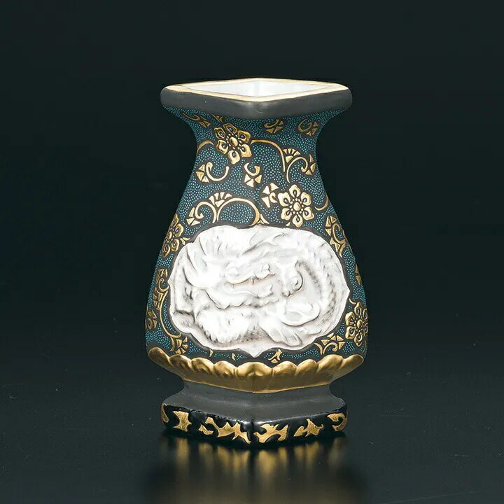 サイズ：前幅8×奥行6×高さ13cm 素材：磁器 生産地：日本 古九谷開窯から360年を迎えた経済産業大臣認定伝統工芸・九谷焼 パリ万博に出品されジャパン・クタニとして世界に名を轟かせ、大英、ルーヴルなど世界各地の有名美術館に収蔵された色絵...