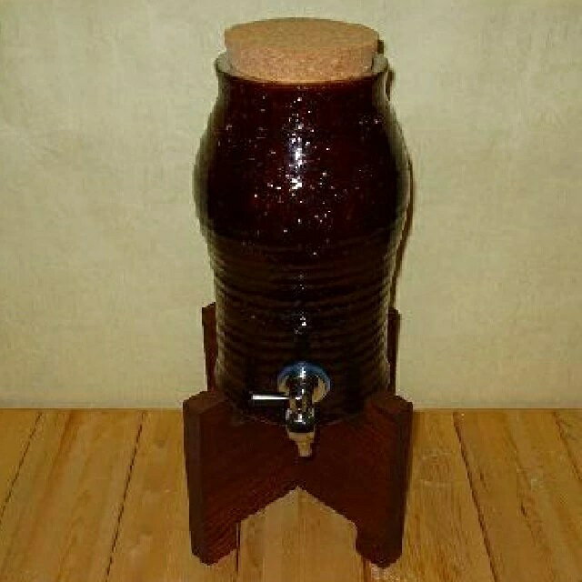 【サイズ】（約）直径14.5×高さ27.5cm・台 :幅16.5×奥行16.5×高さ15cm 【容量】（約）2,000cc 1升用 【材質】陶器製 生産/日本(滋賀県　信楽) 工芸品のためサイズは多少前後する場合がございます。 色・柄は陶器...