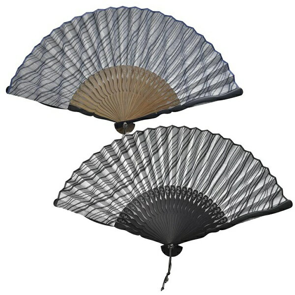 うねりのある親骨が特徴的な扇子。 閉じた時もおしゃれに持てるようにデザインされています。 扇面に使用しているのは、3代続く播州織の工場「小円織物」独自のテキスタイル「よろけ織」の生地。 線が波打つ織柄と、あおいだ時の優しい風が、まるで夏の宵...