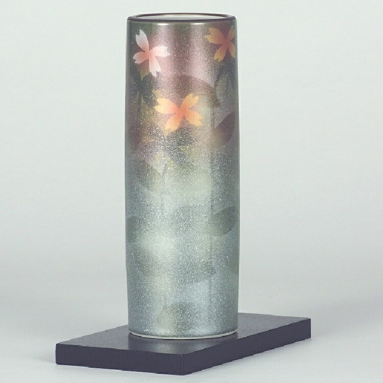 サイズ：径6.8×高18.5cm 素材：磁器 生産地：日本 九谷焼の花瓶は、花瓶自体が華やか物も多く、シンプルな花を一輪挿すだけでも十分に映えます。 和室だけでなく洋室やモダンなインテリアにも調和し、部屋を華やかに演出してくれます。 観賞用...