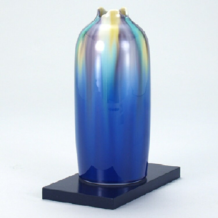 サイズ：径8.5×高19cm 素材：花瓶：磁器、花台：木製 生産地：日本 九谷焼の花瓶は、花瓶自体が華やか物も多く、シンプルな花を一輪挿すだけでも十分に映えます。 和室だけでなく洋室やモダンなインテリアにも調和し、部屋を華やかに演出してくれ...