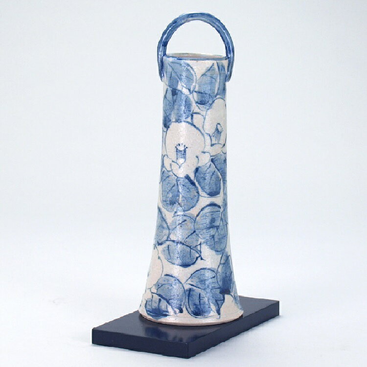 サイズ：径8.3×高25cm 素材：花瓶：陶器、花台：木製 生産地：日本 九谷焼の花瓶は、花瓶自体が華やか物も多く、シンプルな花を一輪挿すだけでも十分に映えます。 和室だけでなく洋室やモダンなインテリアにも調和し、部屋を華やかに演出してくれ...