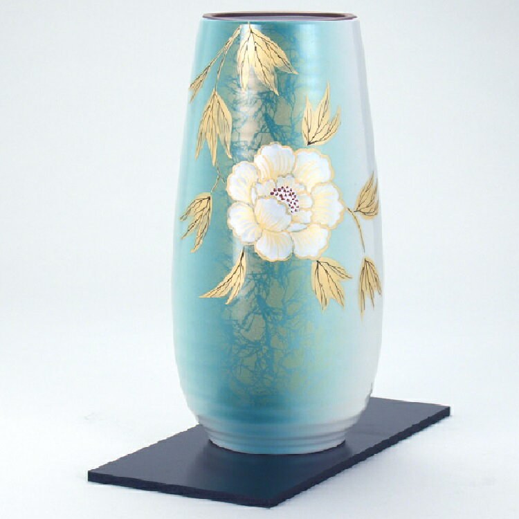 サイズ：径11×高25cm 素材：花瓶：磁器、花台：木製 生産地：日本 九谷焼の花瓶は、花瓶自体が華やか物も多く、シンプルな花を一輪挿すだけでも十分に映えます。 和室だけでなく洋室やモダンなインテリアにも調和し、部屋を華やかに演出してくれま...