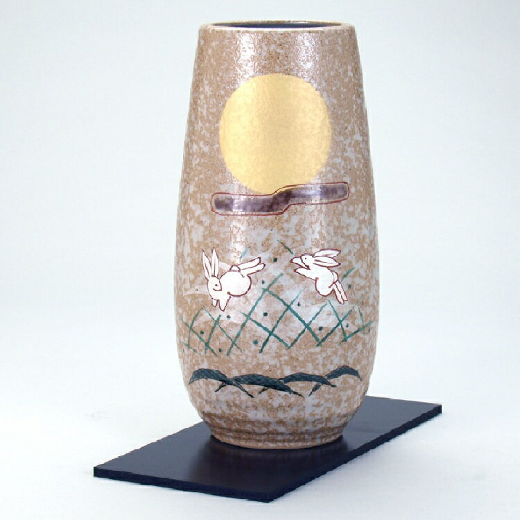 サイズ：径11×高25cm 素材：花瓶：磁器、花台：木製 生産地：日本 九谷焼の花瓶は、花瓶自体が華やか物も多く、シンプルな花を一輪挿すだけでも十分に映えます。 和室だけでなく洋室やモダンなインテリアにも調和し、部屋を華やかに演出してくれま...