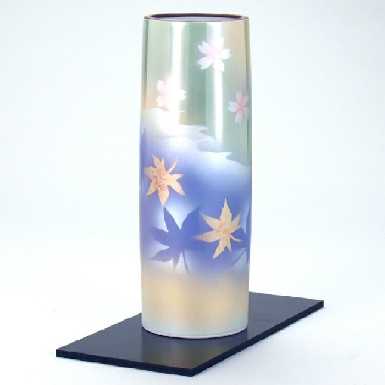 サイズ：径8.5×高24.5cm 素材：花瓶：磁器、花台：木製 生産地：日本 九谷焼の花瓶は、花瓶自体が華やか物も多く、シンプルな花を一輪挿すだけでも十分に映えます。 和室だけでなく洋室やモダンなインテリアにも調和し、部屋を華やかに演出して...