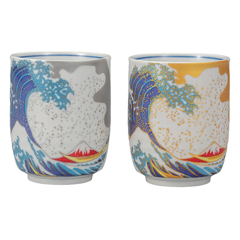 サイズ：径7 高8.6 (cm) 素材：磁器 生産地：日本 九谷焼の湯呑を2つセットにした商品です。 その美しい色絵と伝統的な技術による高い品質で、日常使いから特別な場面まで幅広く活躍します。 結婚祝いや結婚記念日、陶器婚式や磁器婚式、銀婚...