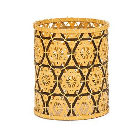 ■サイズ：幅120 (mm)×高さ120 (mm)×奥行120 (mm) ■重量 約29g ■素材:竹、藤 ■花六つ目編みで作られた丸い筒はそれだけで存在感がありますが、中に灯りを置けばランプシェードとして、光がこぼれる素敵な間接照明になり...