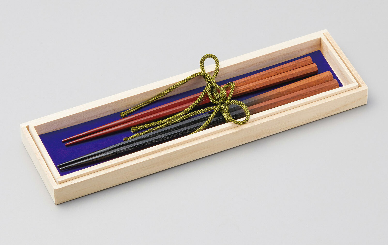 黒　230×10×10mm　朱　210×8×8mm 木製・漆手塗　国産品　桐箱入　2膳 季節料理に漆器を使ってみてはいかがですか？ お祝い、贈り物、記念日、母の日、敬老の日のプレゼント、卒業祝い、就職祝い、入学祝い、出産祝い、 結婚祝い、還...