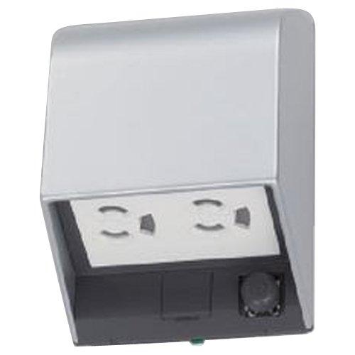 東芝ライテック Exterio アースターミナル付接地防水ダブルコンセント DC1102E●2コ用<br>●15A-125V<br>●防雨形(IP)<br>●シルバー色<br>●住宅外観と調和...