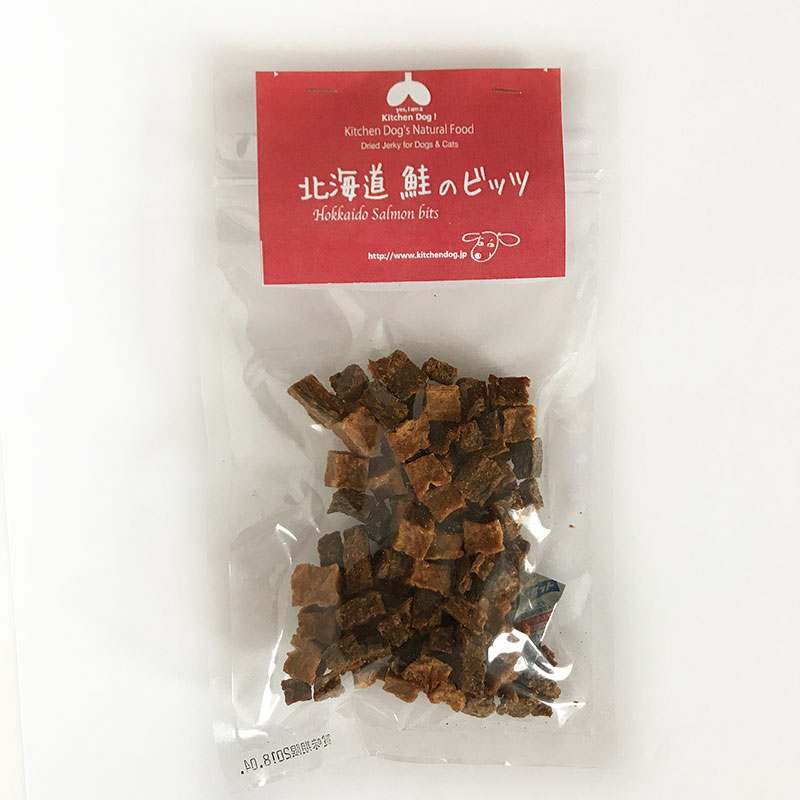 北海道産のサケのキューブ型ジャーキー。 コロコロの鮭の香りいっぱいビッツは携帯にも便利。 ●成分値 熱量：390Kcal（100g当たり） 粗タンパク 48.0%以上 粗脂肪 6.0%以上 粗繊維 0.1%以下 粗灰分 3.0%以下 水分 ...