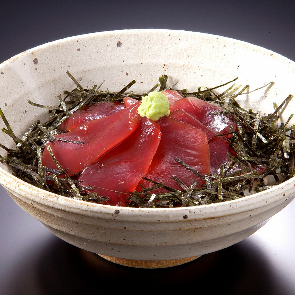 焼津で水揚げされたまぐろを醤油ベースのタレに漬け込みました。あたたかいご飯にのせてお召し上がりください。 ■配送不可地域：離島は配送不可 ■温度帯：冷凍 ■原材料名／食品添加物： ●まぐろ丼：キハダまぐろ(太平洋)、醤油、水飴、発酵調味料、...