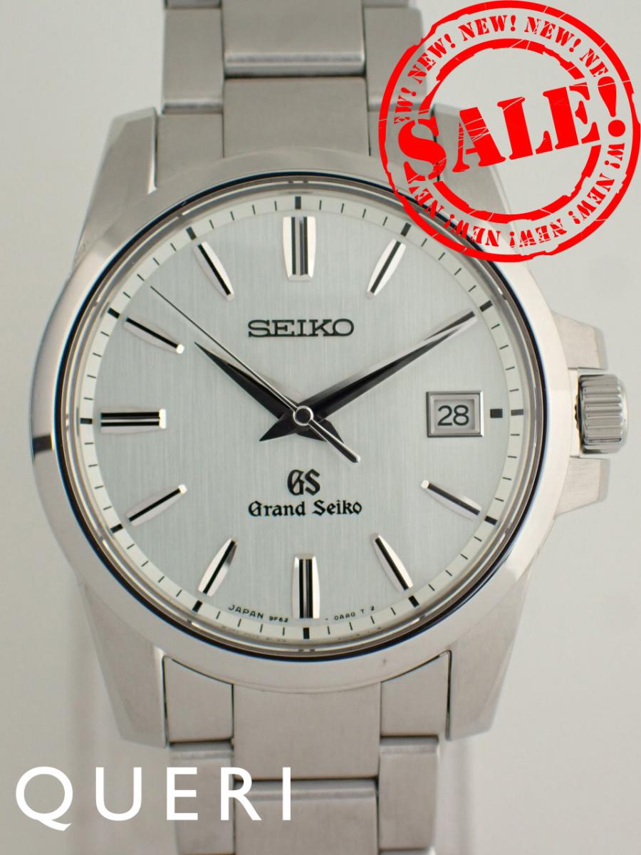 グランドセイコー 生産終了 9Fクォーツ アイスブルー SBGX057(9F62-0AA1)を最安値価格で販売中！こちらは、同社の高精度クオーツを搭載したモデル。角度によってシルバーやアイスブルー、様々な表情を魅せるダイヤルは、縦のラインが...