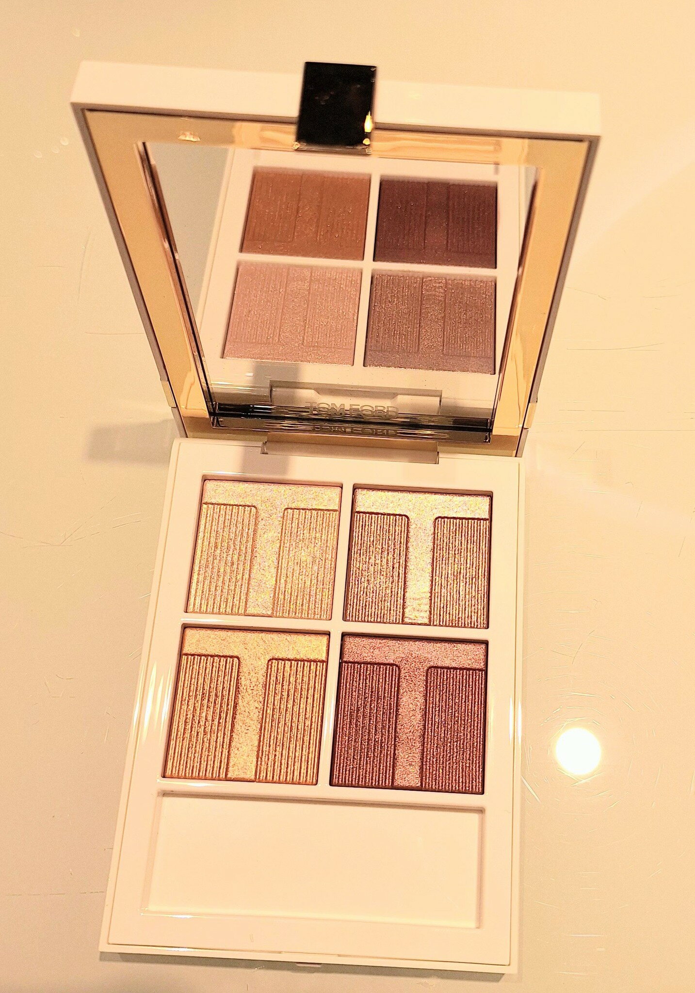 商品詳細 商品 TOM　FORD パレット 内容量 1pc 原産国 USA 区分 フレグランス 広告文責 キーリン 東昇商事 06-6389-8289（連絡先電話番号）アイ カラー クォード。大胆でスモーキーな目元からきらめくような魅惑の目...