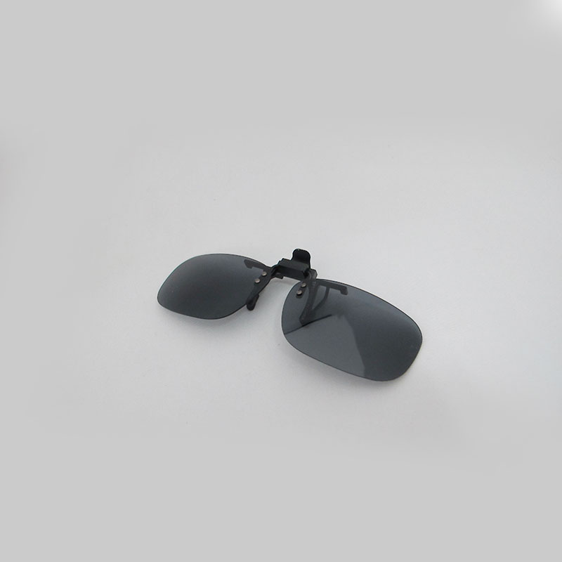 商品説明メガネにワンタッチで装着。■フィーチャー・ワンタッチで眼鏡に装着でき、偏光機能を付加・不要な時はワンタッチで跳ね上げ、必要な時はレンズを降ろすだけの簡単操作■技術特性・アセテート　薄くて軽く、コストパフォーマンスに優れた偏光板。SH...