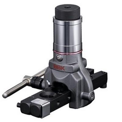 超軽量フレアツール(プランジャー内蔵・3WAYタイプ) 700-DPC ●超軽量フレア第6弾 700-DPAの進化版 ●重量900gと超軽量 ●業界初のシリンダー式。ネジ部へのゴミ付着防止、傷防止、ヘッドの左右のブレが抑えられ、 　 ヘッド...