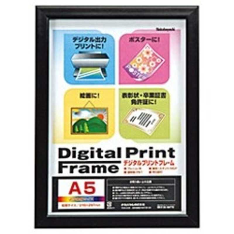 【商品解説】デジタル出力プリントやポスター、絵画、表彰状などを簡単にディスプレイ可能なフレームです。●規格：A5／2L兼用タイプ●フレーム：再生木材●裏板・スタンド：MDF●透明板：PET●吊りヒモ付き（ナイロン製丸ヒモ）【スペック】●型式...