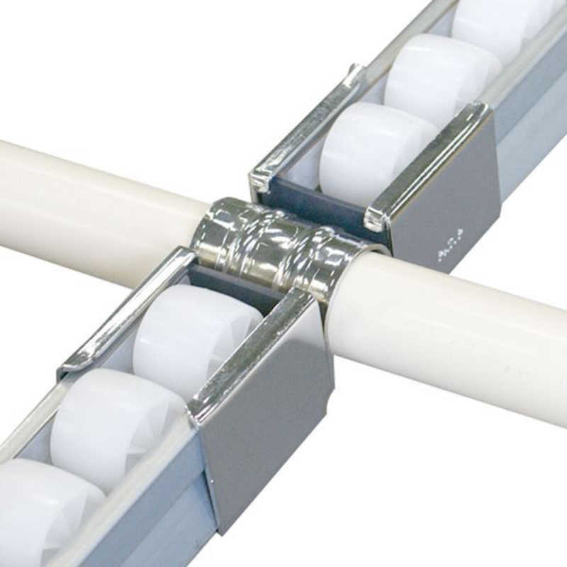 【商品解説】特長●ボルトレスにより、コスト及び工数の低減を図りました。●ニッケルクロム・メッキ処理されています導電対応商品となっています。●デザインもシンプルで、取り付け部分がR形状になっているため、パイプの取り付けが容易になり、安全面にお...