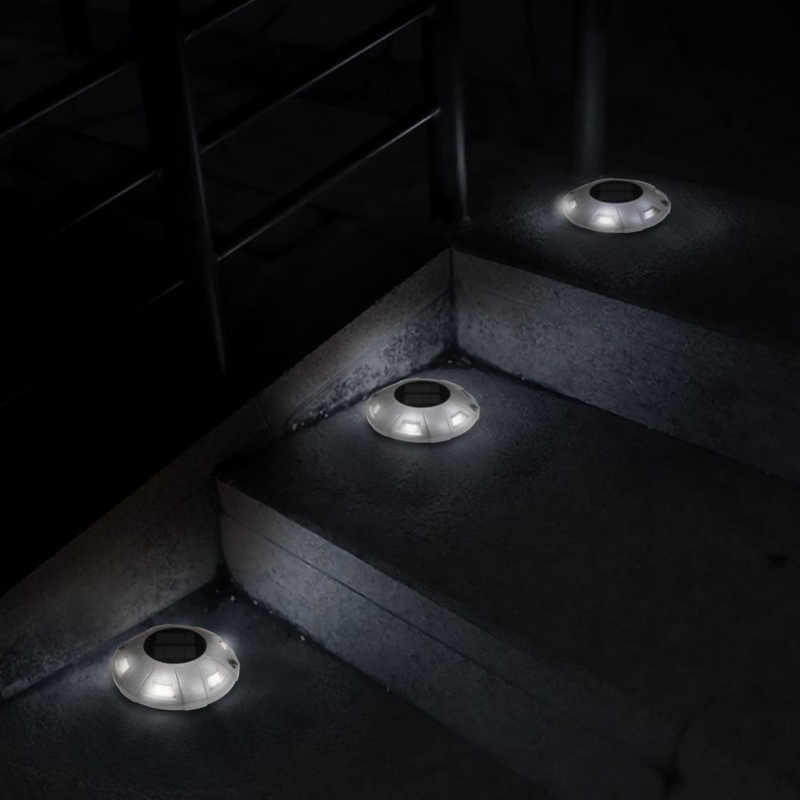 【商品解説】屋外の階段、ガレージ、玄関など様々な地面に設置して照らせる！●防水・タフ設計であらゆる場所に設置可能！・明暗センサーで暗くなったら自動点灯！・コードレスで特別な設置工事配線不要。・防水性能IPX6：防水設計・耐荷重：1トン（検査...