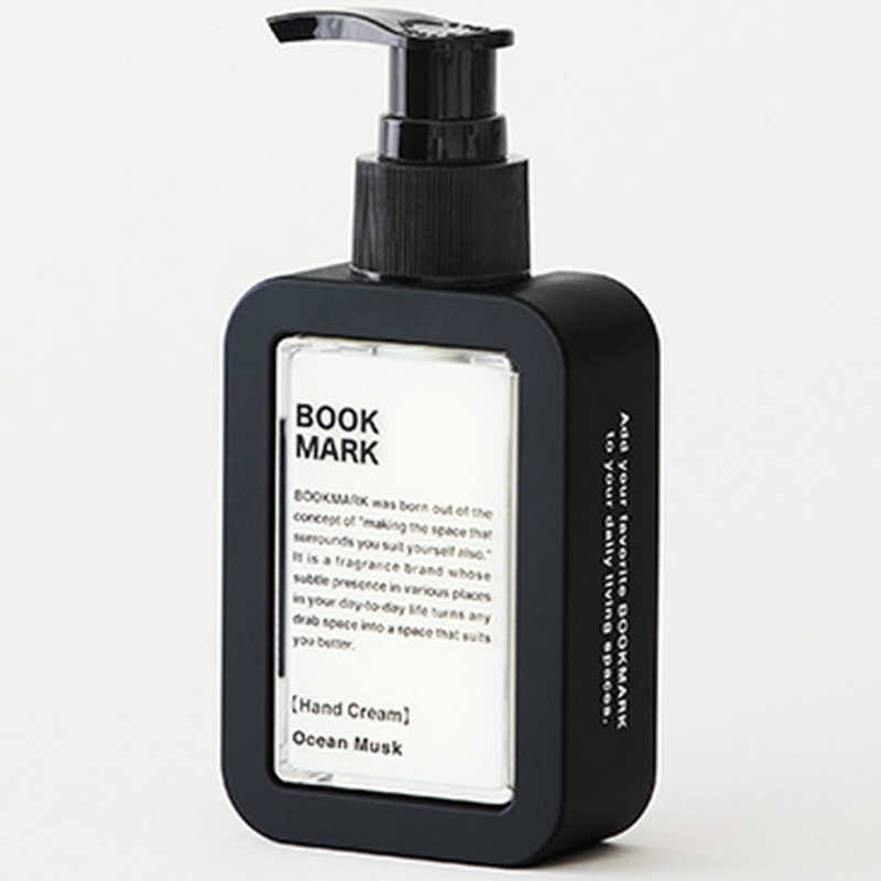 【商品解説】BOOK MARKは「自分を取り巻く空間を自分にも似合うものにする」というコンセプトから誕生しました。日常のさまざまな場所にさりげなく存在することで、どんな空間もより自分らしい空間に変えてくれるフレグランスブランドです。エモリエ...