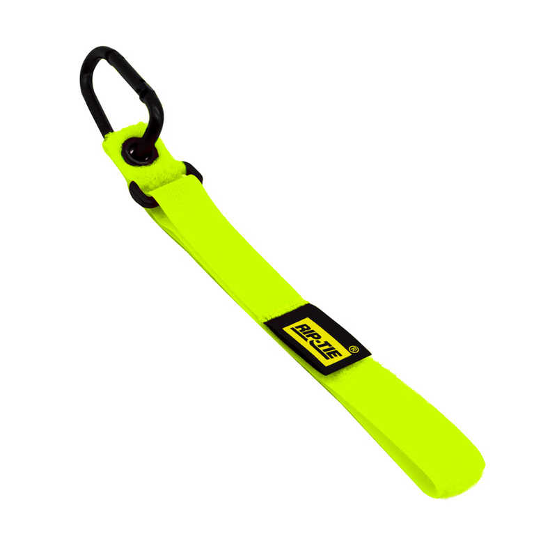 【商品解説】カラビナ×面ファスナーストラップで、テープ類を吊るしてスマートに管理！ ●テープ類の持ち運びに便利 付属のカラビナでツールベルト、バッグ、ラック、機材運搬用カートなどに吊るして、テープ類を適切に管理します。テープ側面の汚れ防止に...