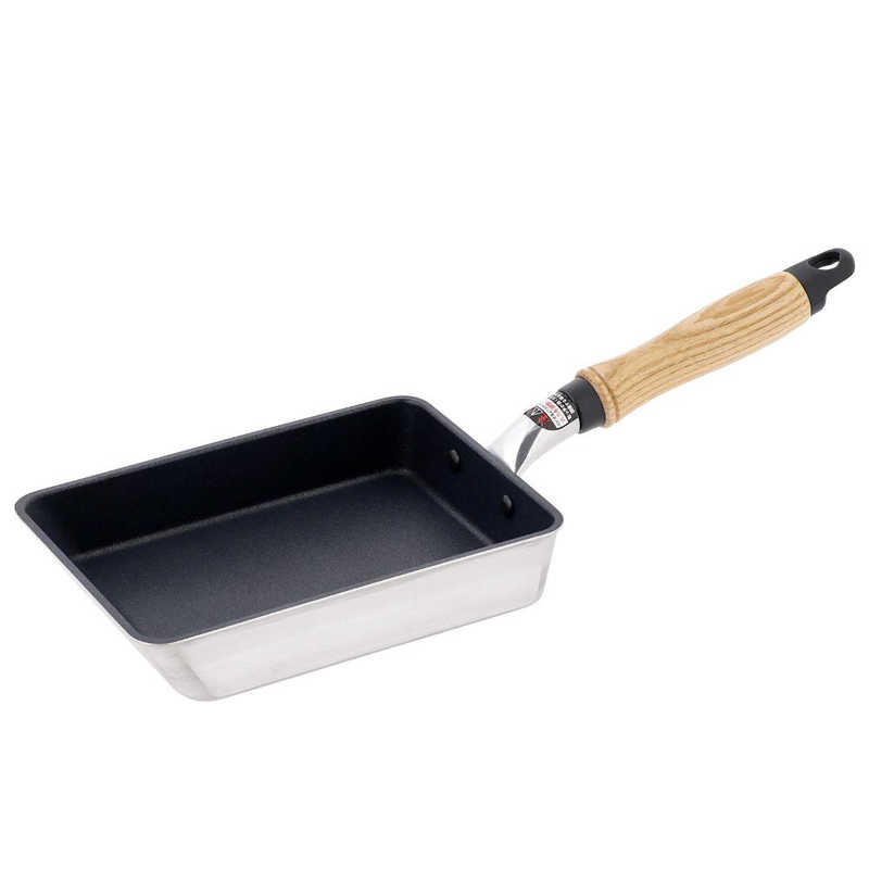 【商品解説】握りやすい木製ハンドルの卵焼き器。●全面均一加熱全面均一加熱でムラなく焼ける。●こびりつきにくい内面はテフロンプラチナコーティングで耐久力抜群。食材がこびりつきにくい。●滑りにくいので安心底面ウェーブ加工で調理の際に滑りにくい。...