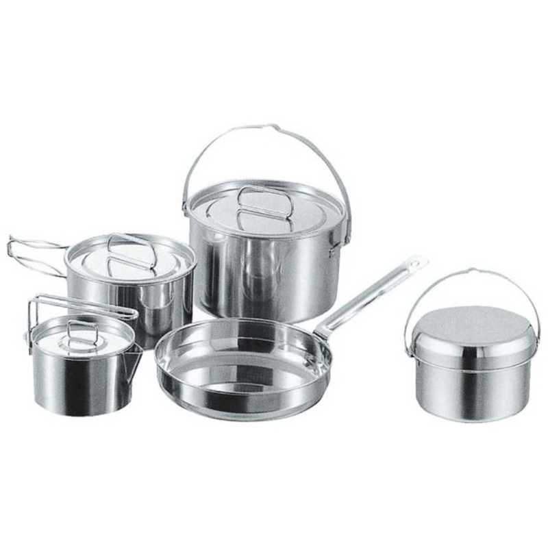 【商品解説】商品の概要・仕様●セット内容：20cm鍋、16cm鍋、フライパン22cm、ケットルクッカー900mL、取っ手●収納セットサイズ：（約）外径220×高さ150mm（本体のみ）●重量：（約）2kg●材質：本体・フタ・取っ手：ステンレ...
