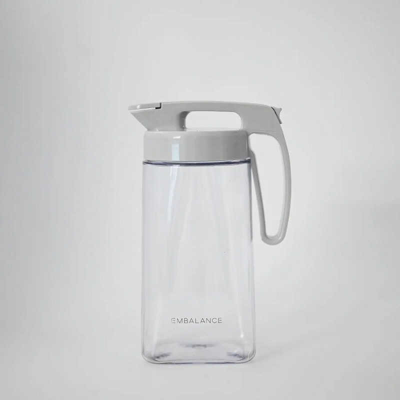 【商品解説】●独自技術の加工を施したエンバランスピッチャーです。●タテでもヨコでも収納可能です。●持ち手（ハンドル）部分とフタとパッキンが一体型になりました。●水がまろやかになりおいしくなるエンバランス加工が施されています。●手を入れて底ま...