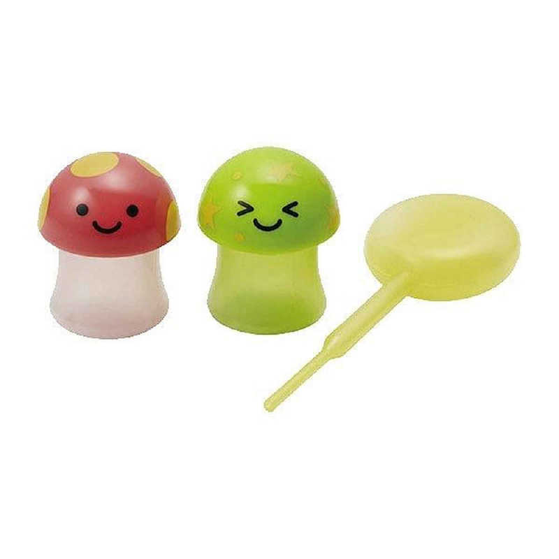 【商品解説】●ポップなカラーがかわいい、キノコ型のタレビンです。●お子様にもあけやすいネジ式キャップです。●スポイト付きなので詰め替えもラクラク♪●調味料によって使い分けたり家族で分けて使える、便利なデザイン違い2個組です。【スペック】●型...