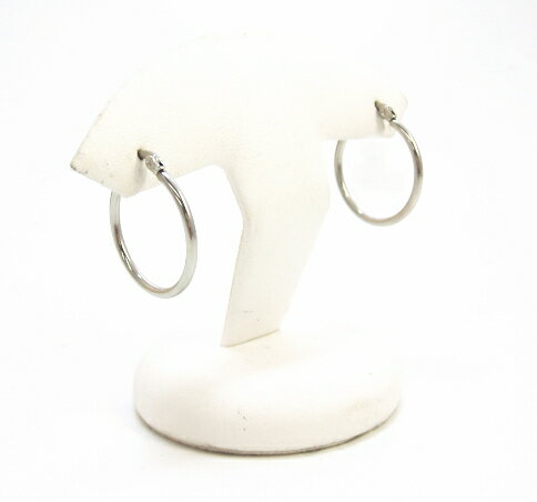 ステンレス製　22mmフープピアス ステンレス製のフープピアス。 モノクロな風合いを生かし、男女共にかっこよくつけられます。 がっちりしたラインのフープだから、存在感も大！ シンプルだからどんなファッションにもあわせられます。 ステンレスの...