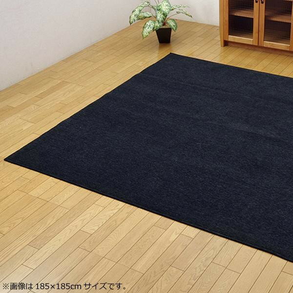 無地のシェニール織ラグです。毛足が短いためお掃除も簡単です。裏面にはフローリングの上でもご使用できるよう、滑りにくい加工を施しております。ホットカーペットカバーとしてもご使用できます。サイズ約130×185cm個装サイズ：50×46×8cm...