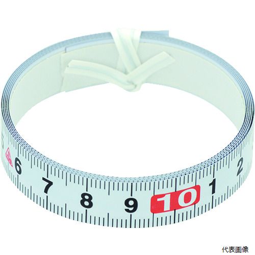 【特長】 ●粘着テープ付フラットテープです。 ●カットが自由にできます。 ●数字を左から右に配置しています。 【用途】 ●作業台、機械などへの取り付けに。 【仕様】 ●全長(mm)：1000 ●幅(mm)：13 ●厚さ(mm)：0.3 ●目...