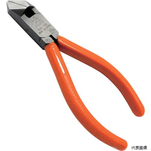 【特長】 ●電気・通信工事での配線の切断作業に最適です。 ●刃に角度を付けていますので、指が邪魔にならず切断作業がスムーズにできます。 【用途】 ●AV・通信・精密機器の組立、配線、内線工事用に。 【仕様】 ●全長(mm)：132.0 ●切...