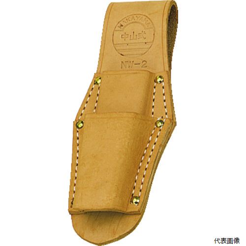 【特長】 ●高品質で丈夫な牛ヌメ革を使用し、型押し加工していますので使い込むほどに味が出て工具に馴染みます。 ●高級牛ヌメ革にステンレスの鋲を使用していますので、工具が錆びにくく耐久性・耐摩耗性に優れています。 【仕様】 ●形状：ペンチ2段...