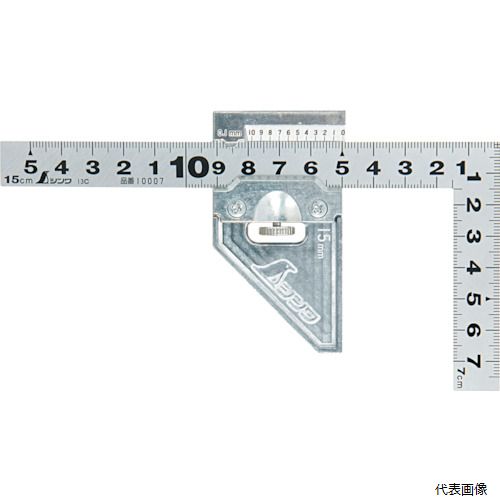 【特長】 ●丈夫な金属性で熱に強く、溶接作業にも使用できます。 ●バーニア目盛付で0.1mm単位の測定が可能です。 ●角が薄く平たいので細かい材料にもピタリと張り付き、ケガキやすく測りやすくなっています。 ●対応する曲尺(15mm巾)に取り...