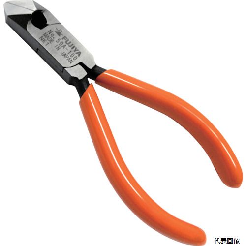 【特長】 ●電気・通信工事での配線の切断作業に最適です。 ●刃に角度を付けていますので、指が邪魔にならず切断作業がスムーズにできます。 【用途】 ●AV・通信・精密機器の組立、配線、内線工事用に。 【仕様】 ●全長(mm)：111.5 ●切...