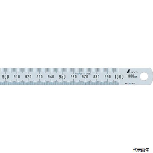 【特長】 ●細幅で厚みの薄い直尺です。 ●目盛はエッチングで、さらに黒クロムメッキを施しており色落ちしにくくなっています。 ●R状の寸法測定、機械の取り付けに適しています。 ●品質はJIS規格品と同等です。 ●全長(mm)：1030 ●幅(...
