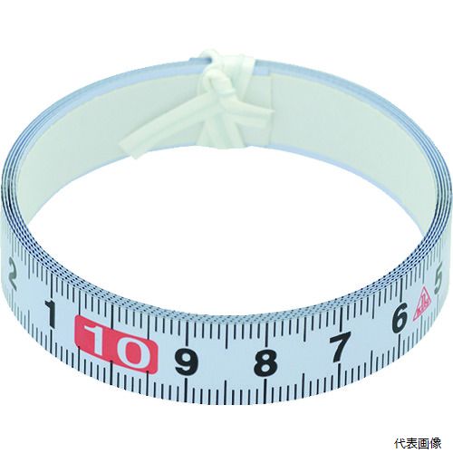 【特長】 ●粘着テープ付フラットテープです。 ●カットが自由にできます。 ●数字を右から左に配置しています。 【用途】 ●作業台、機械などへの取り付けに。 【仕様】 ●全長(mm)：1000 ●幅(mm)：13 ●厚さ(mm)：0.3 ●目...