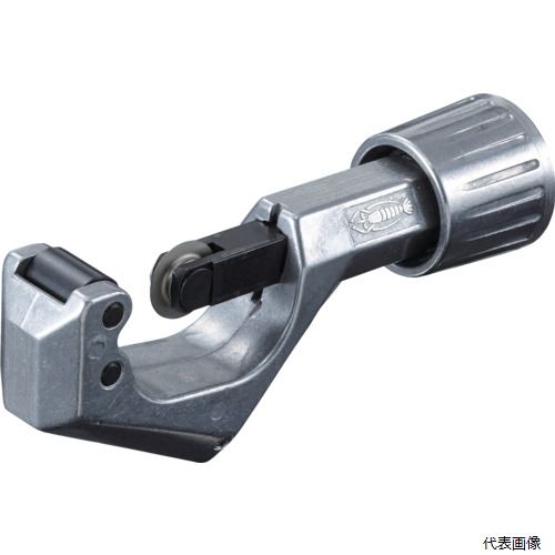 【特長】 ●丸刃は特殊工具鋼に完全熱処理してあるので、切れ味および耐久性は抜群です。 ●ノブにスペア用替刃付です。 ●特殊アルミ合金製で軽く、パイプ切断が簡単にできます。 ●面取り刃は切れ味もよく、丈夫にできているので完全な面取りを行うこと...