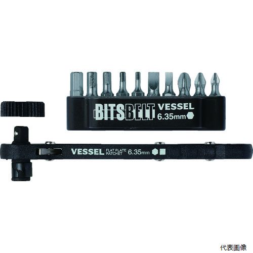 【特長】 ●狭いところで便利な薄型ラチェットハンドルです。 ●スピードリングで早回しができます。 【仕様】 ●セット内容(本)：10 ●セット内容(点)：12 ●差込角(mm)：6.35 ●全長(mm)：132 ●セット内容：グリップ、ビッ...
